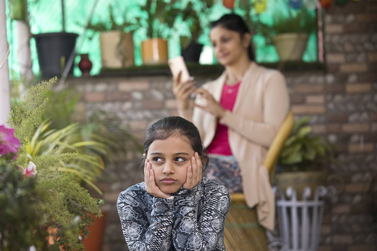 Managing Kids’ Screen Time and Building a Healthy Kid-Parent Relationship